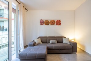 Apartamento, varanda | Sala de estar | Televisor de 30 polegadas com canais via satélite 