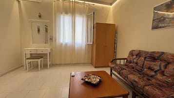 Apartamento Deluxe, vista para o mar | Cofre no quarto, quartos insonorizados, ferro/tábua de engomar