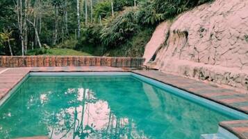 2 piscinas exteriores