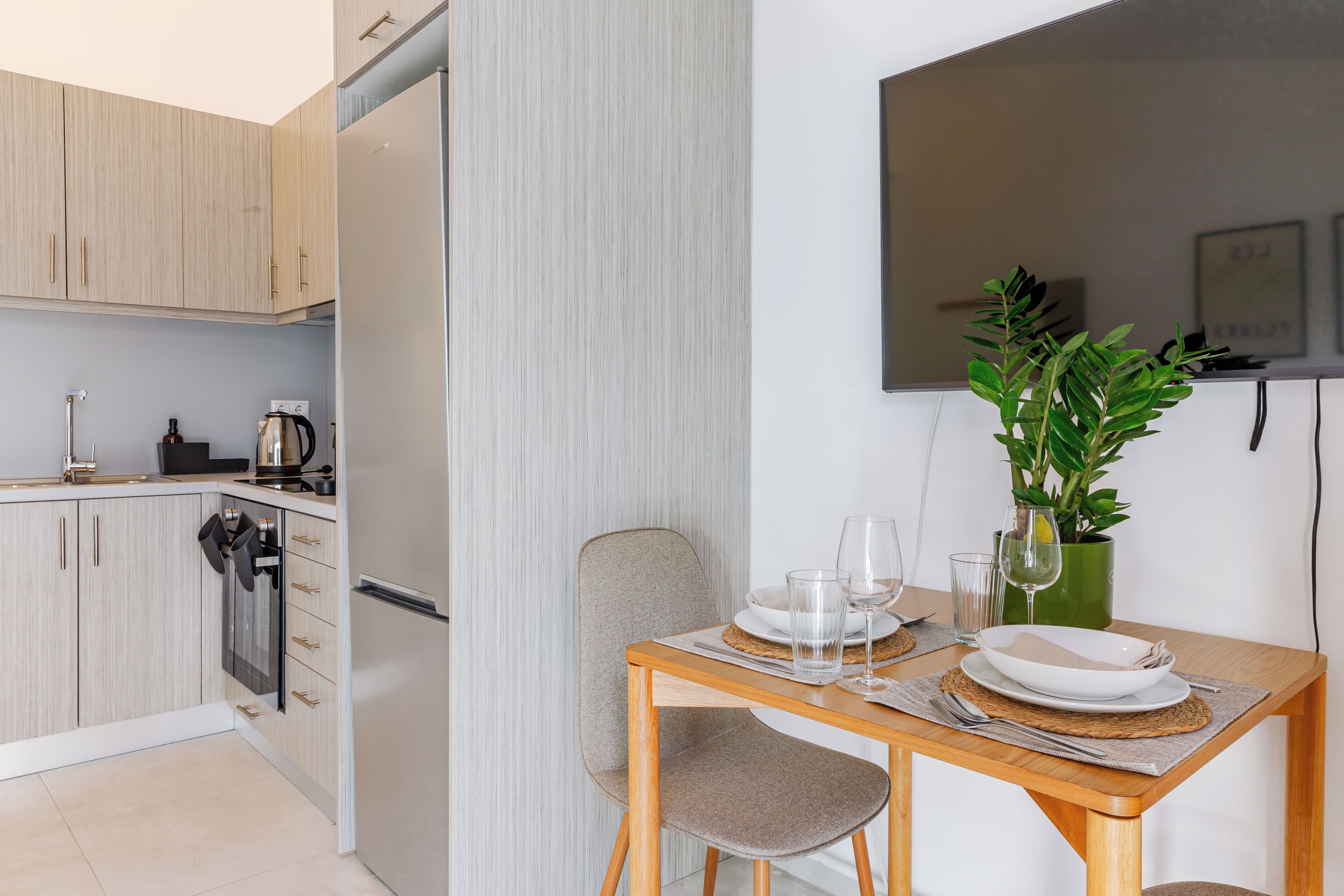 Apartamento superior, 1 quarto | Área de estar | Smart TV 40 polegadas com canais digitais