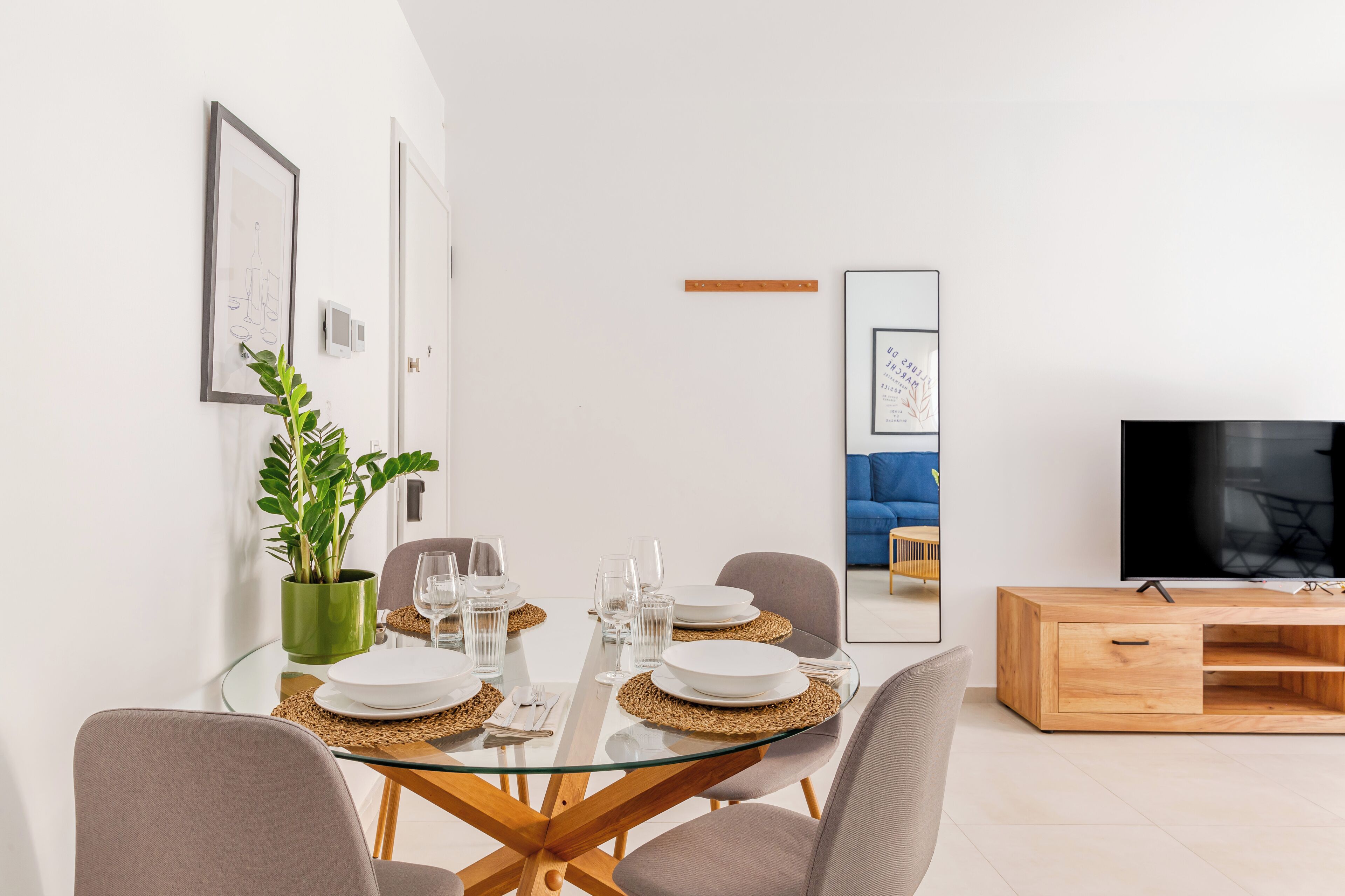 Apartamento luxo, 2 quartos | Área de estar | Smart TV 40 polegadas com canais digitais