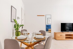 Apartamento Deluxe, 2 quartos | Sala de estar | Smart TV de 40 polegadas com canais digitais 
