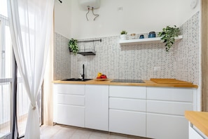 Apartamento Familiar, 2 quartos (Eva Apartment Bari) | Cozinha privada | Um frigorífico, um micro-ondas, uma placa de cozinha
