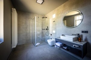 Suite Comfort | Casa de banho | Um polibã, artigos de higiene pessoal grátis, um secador de cabelo 