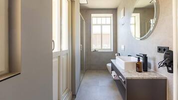 Quarto Duplo Comfort | Casa de banho | Um polibã, artigos de higiene pessoal grátis, um secador de cabelo