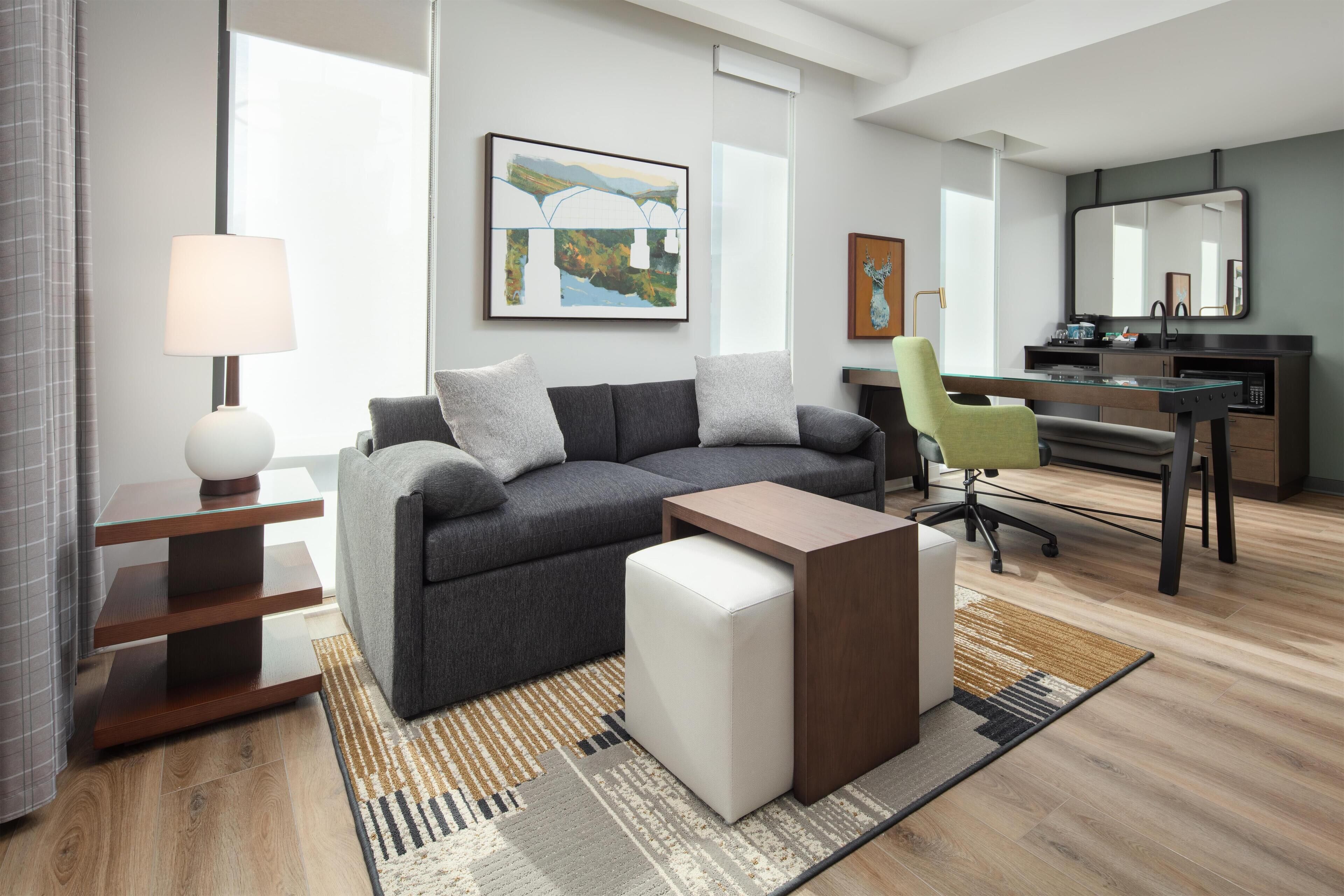 Edredões de penas, secretária, ferro/tábua de engomar 