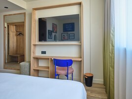 Quarto, 1 cama queen-size | Cofre no quarto, com decoração personalizada 