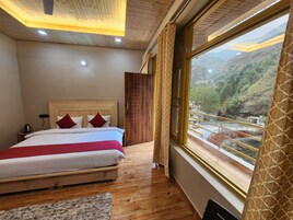 Quarto casal luxo, sacada, vista para o vale | Escrivaninha, espaço de trabalho para notebook