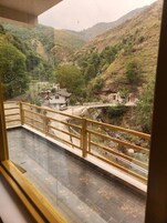 Quarto casal luxo, sacada, vista para o vale | Escrivaninha, espaço de trabalho para notebook