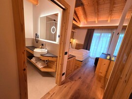 Quarto Standard, varanda, vista para a montanha | Casa de banho