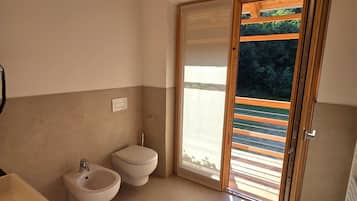 Quarto Superior, varanda, vista para a montanha | Casa de banho | Um polibã, um chuveiro fixo, artigos de higiene pessoal grátis