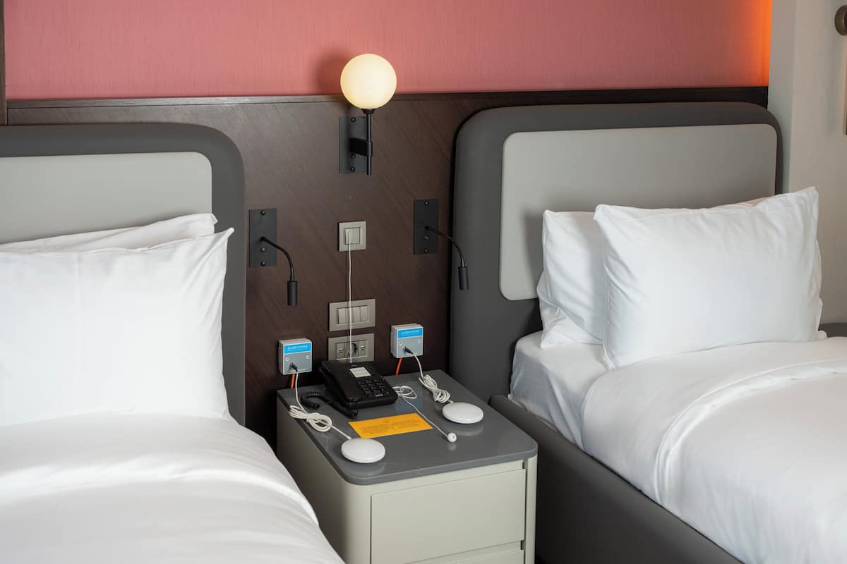 Quarto Standard, 2 camas individuais, acessível, Vista para a cidade | Minibar, cofre com capacidade para portátil, secretária