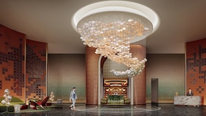 Um hall com design de teto único, balcão de recepção e áreas de estar.