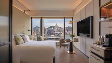 Roupa hipoalergénica, minibar, cofre no quarto, secretária