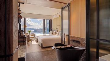 Roupa hipoalergénica, minibar, cofre no quarto, secretária