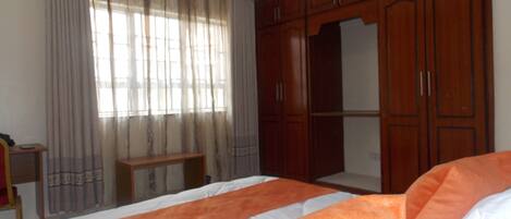 Quarto Duplo Deluxe para 1 Pessoa, varanda, vista para o jardim | Secretária, secretária adequada para computadores portáteis