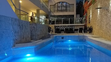 Piscina exterior, guarda-sóis, espreguiçadeiras