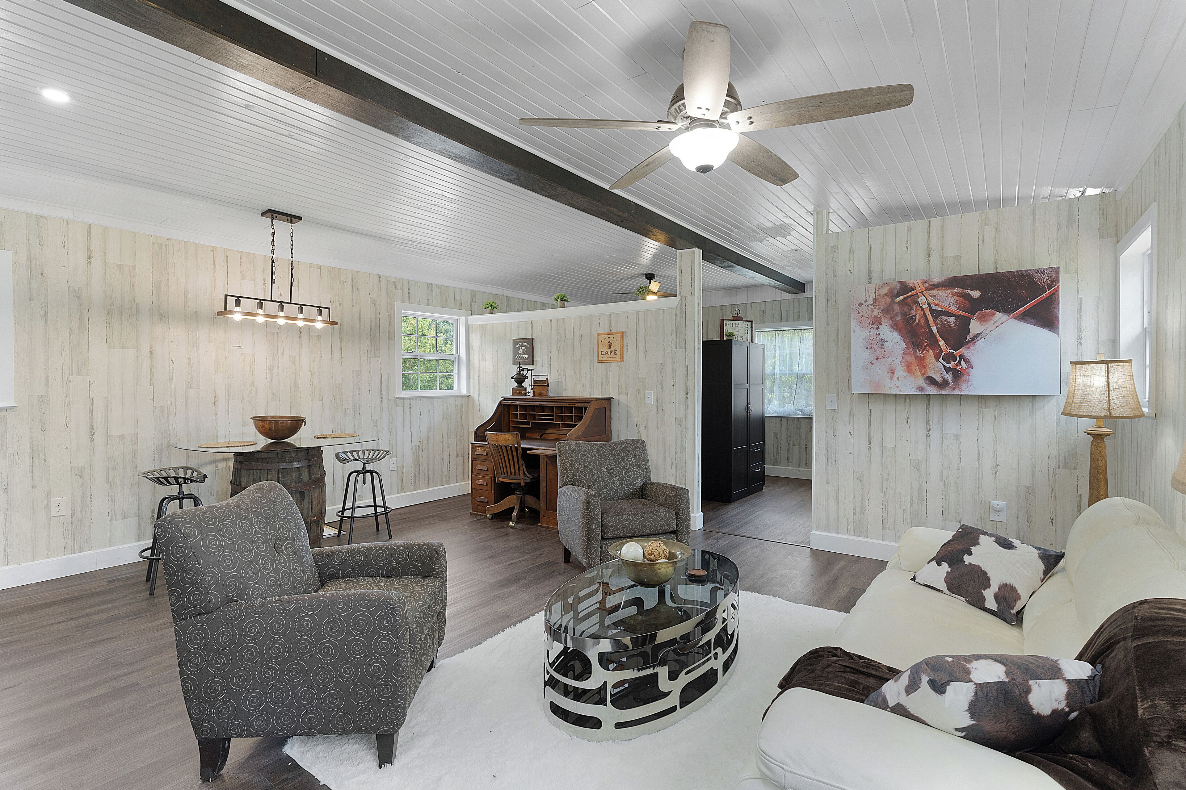 Luxury Barn Apartment In Charming Howey-in-the-hills - Best Of Both Worlds! - Leesburg, FL