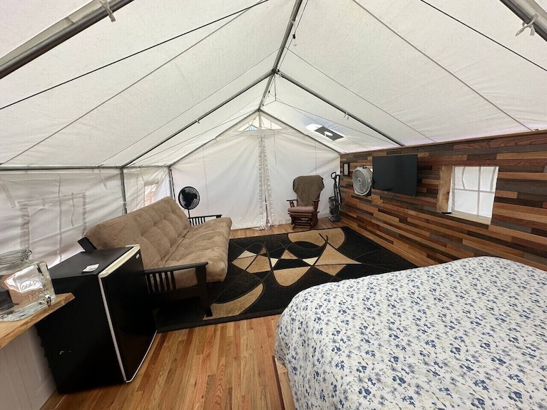 Glampcamp - Luxury Wall Tent & Bathhouse - Montana