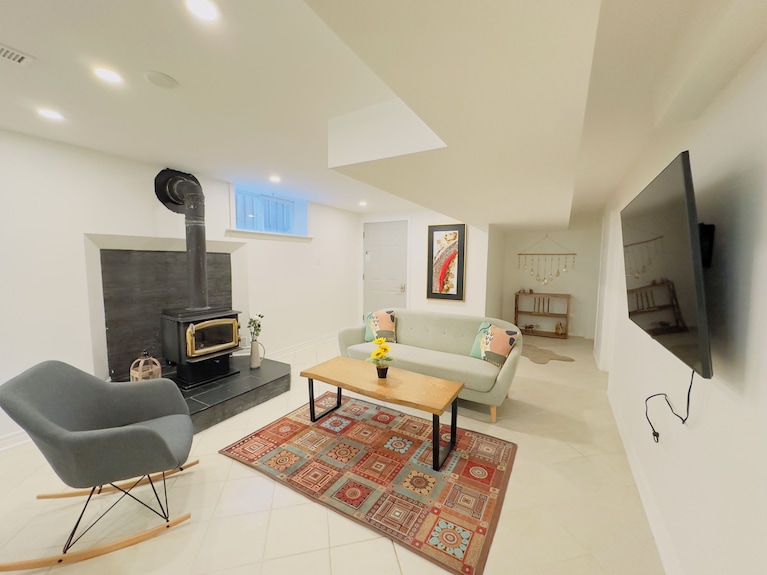 Cozy Furnished 1-bedroom With Free Parking & Private Access - Vaughan