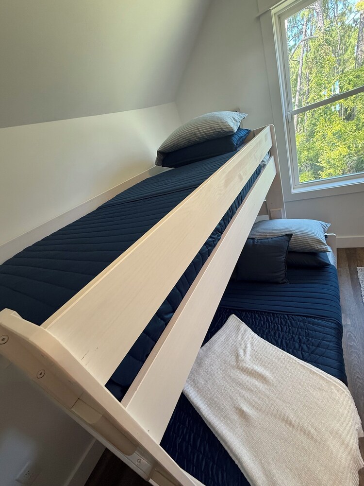 Welcome to Baywach! Sleeps 7, Fire Pit, Bikes, Beach Gear, Walk to ...