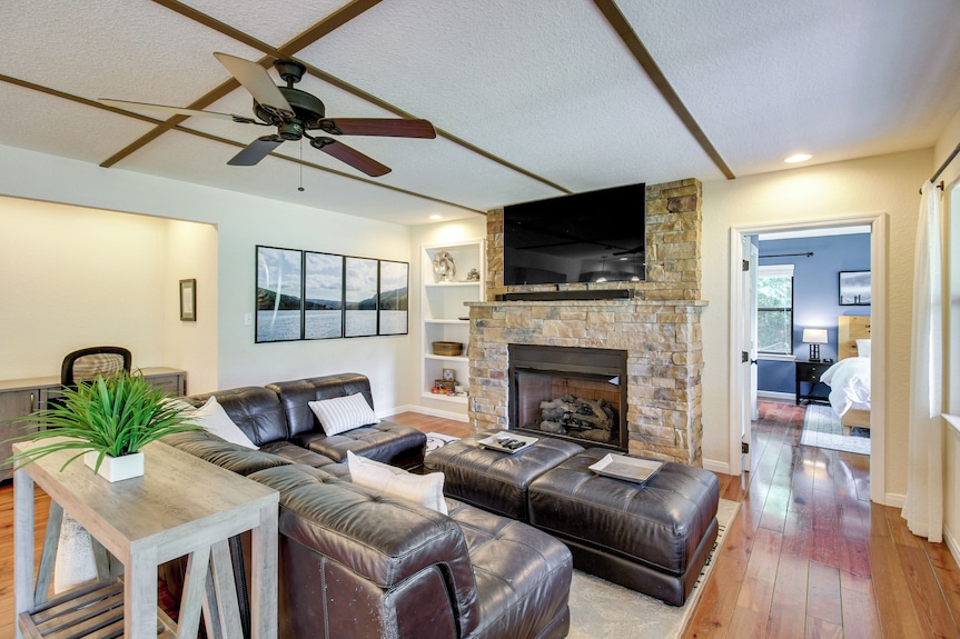 Dock & Hot Tub: Tennessee River Cabin Getaway - Chattanooga, TN