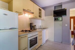 Apartamento Familiar, 2 quartos (Secret Garden Apartment Mali Lošinj) | Cozinha privada | Um frigorífico, um micro-ondas, um forno, uma placa de cozinha