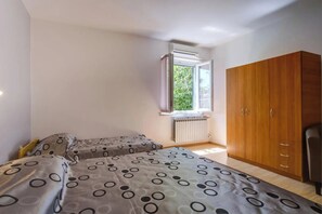 Apartamento Familiar, 2 quartos (Secret Garden Apartment Mali Lošinj) | 2 quartos, secretária adequada para computadores portáteis
