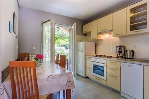 Apartamento Familiar, 2 quartos (Secret Garden Apartment Mali Lošinj) | Cozinha privada | Um frigorífico, um micro-ondas, um forno, uma placa de cozinha
