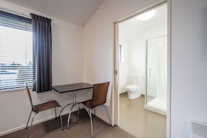 Quarto Duplo Standard | Casa de banho | Artigos de higiene pessoal grátis, um secador de cabelo