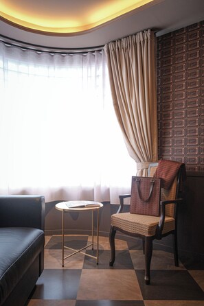 Suite Deluxe, 1 quarto, não fumadores, varanda | Sala de estar | Smart TV de 40 de polegadas com canais digitais, Netflix, Hulu 