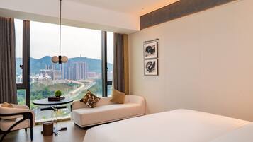 Minibar, secretária, cortinas/cortinados opacos, ferro/tábua de engomar