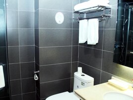 Banheiro | Produtos de toalete grátis, secador de cabelo, chinelos 