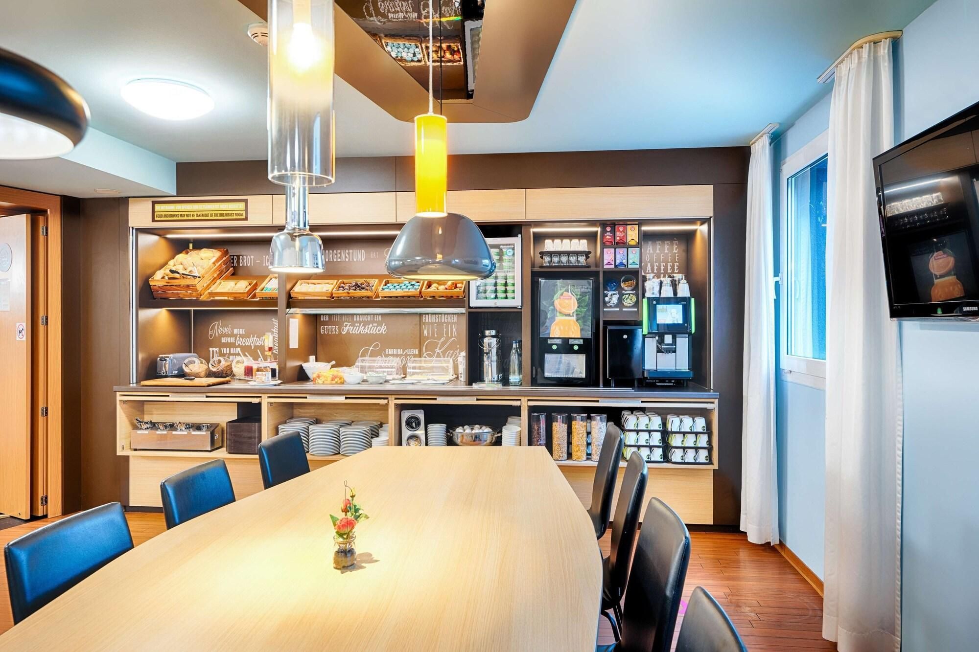 Um balcão de café da manhã moderno com diversas opções de alimentos e uma máquina de café.