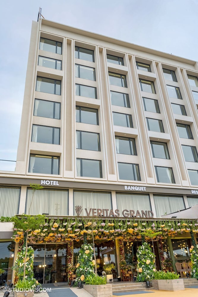 Hotel Veritas Grand - Sanand