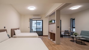 Suite Familiar, varanda | Secretária, cortinas/cortinados opacos, ferro/tábua de engomar