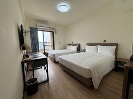 Quarto Quádruplo Deluxe, varanda | Secretária, cortinas/cortinados opacos, ferro/tábua de engomar 