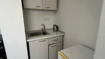 Quarto Standard, 1 cama de casal, não fumadores | Cozinha privada | Minifrigorífico