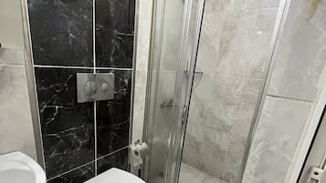 Quarto Standard, 1 cama de casal, não fumadores | Casa de banho | Um polibã, artigos de higiene pessoal grátis, um secador de cabelo