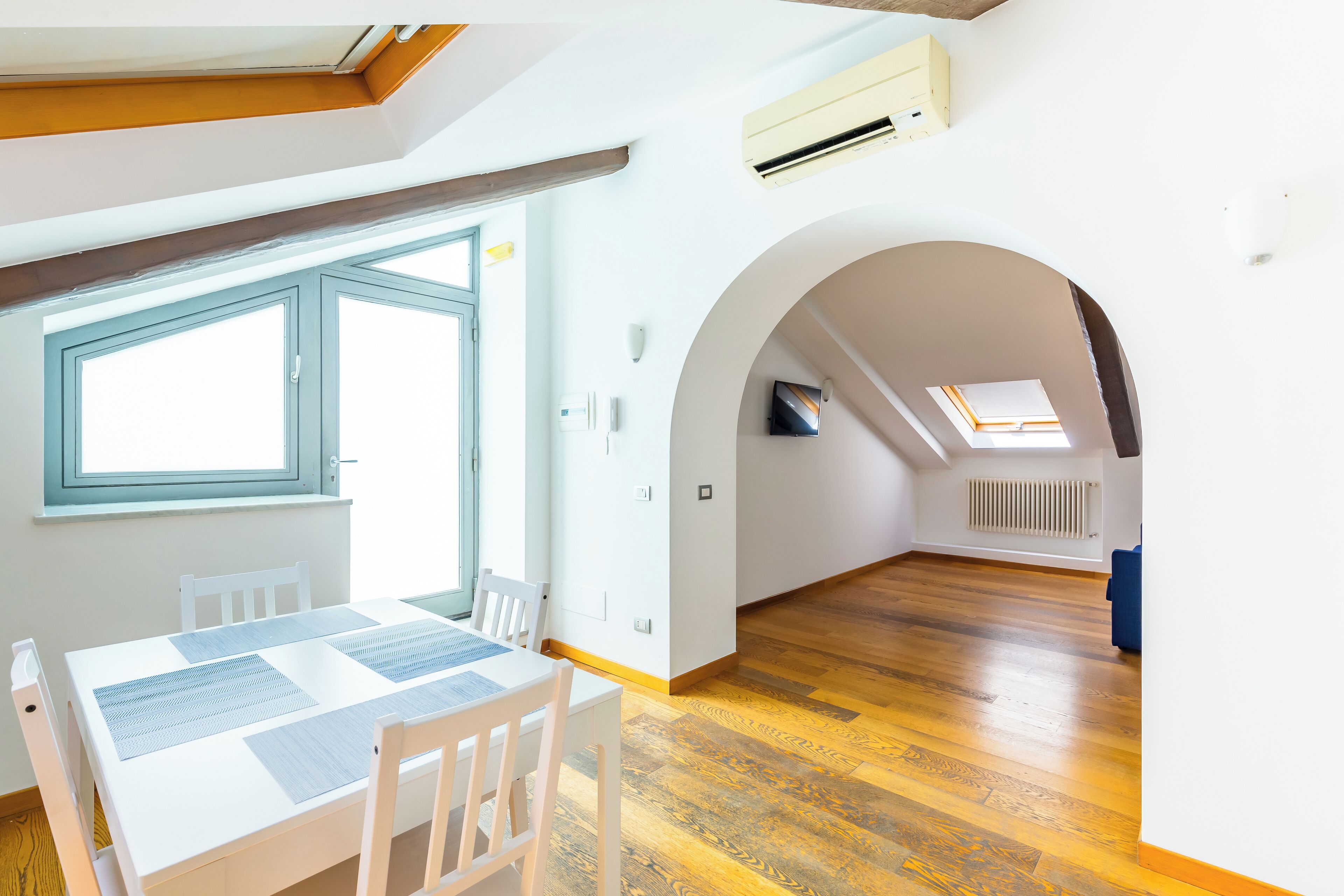 Apartamento (2 Bedrooms) | Sala de estar | Televisor de 32 polegadas com canais por cabo 