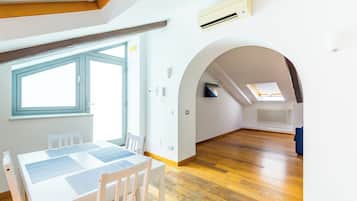 Apartamento (2 Bedrooms) | Sala de estar | Televisor de 32 polegadas com canais por cabo