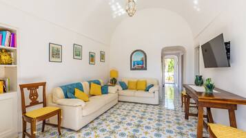 Villa (3 Bedrooms) | Sala de estar | Televisor de 32 polegadas com canais por cabo