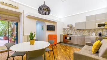 Apartamento (2 Bedrooms) | Sala de estar | Televisor