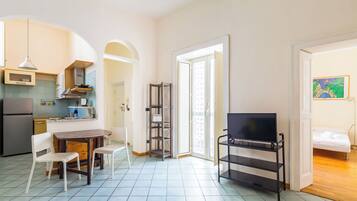 Apartamento (2 Bedrooms) | Área de estar | TV