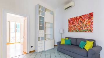 Apartamento (2 Bedrooms) | Área de estar | TV