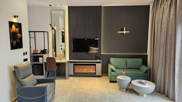 Uma sala de estar moderna com lareira, televisão de tela plana, sofá e mesa de centro.