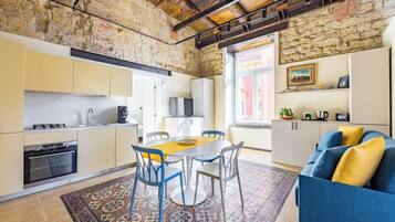 Apartamento (2 Bedrooms) | Sala de estar | Smart TV de 32 polegadas com canais por cabo