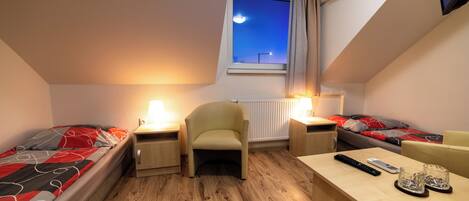 Quarto Twin Standard | Sala de estar | Televisor de 15 cm com canais por cabo