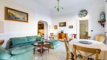 Apartamento (3 Bedrooms) | Área de estar | TV de plasma 32 polegadas com canais a cabo