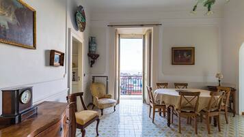 Apartamento (3 Bedrooms) | Área de estar | TV de plasma 32 polegadas com canais a cabo